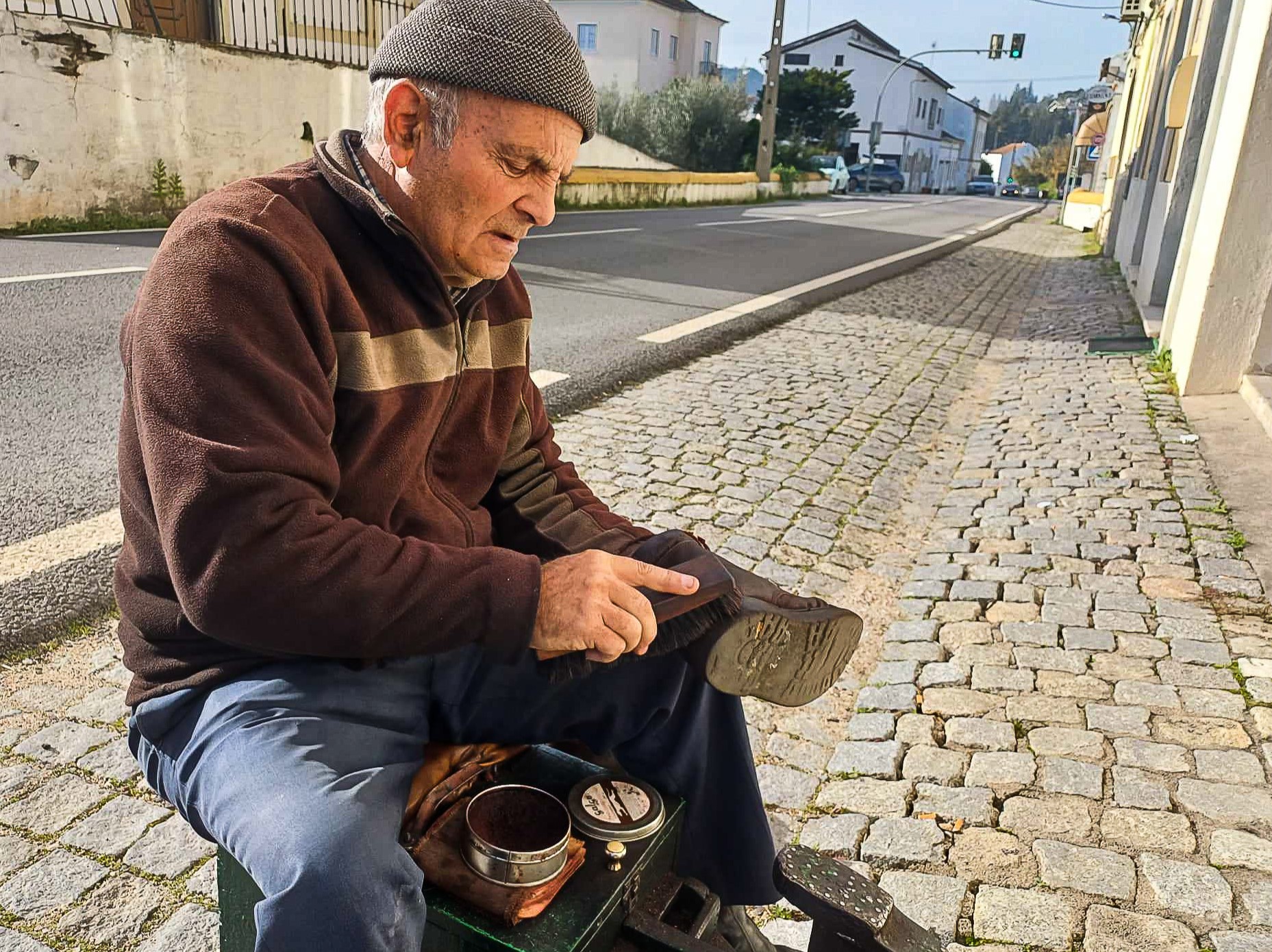 Engraxador há mais de 60 anos, Carlos Fernandes é um dos últimos ...